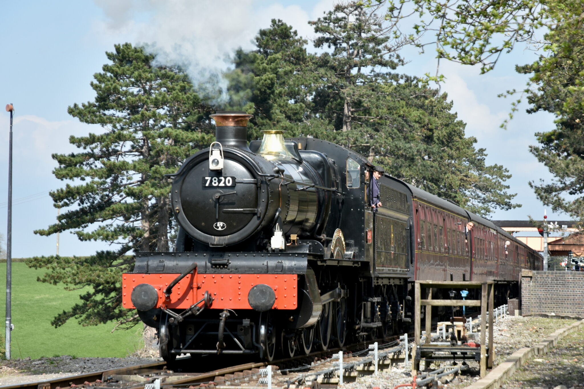 Manor-class-4-6-0-no-7820-dinmore-manor-starts-its-southward-journey-from-Broadway-station-1-May ...